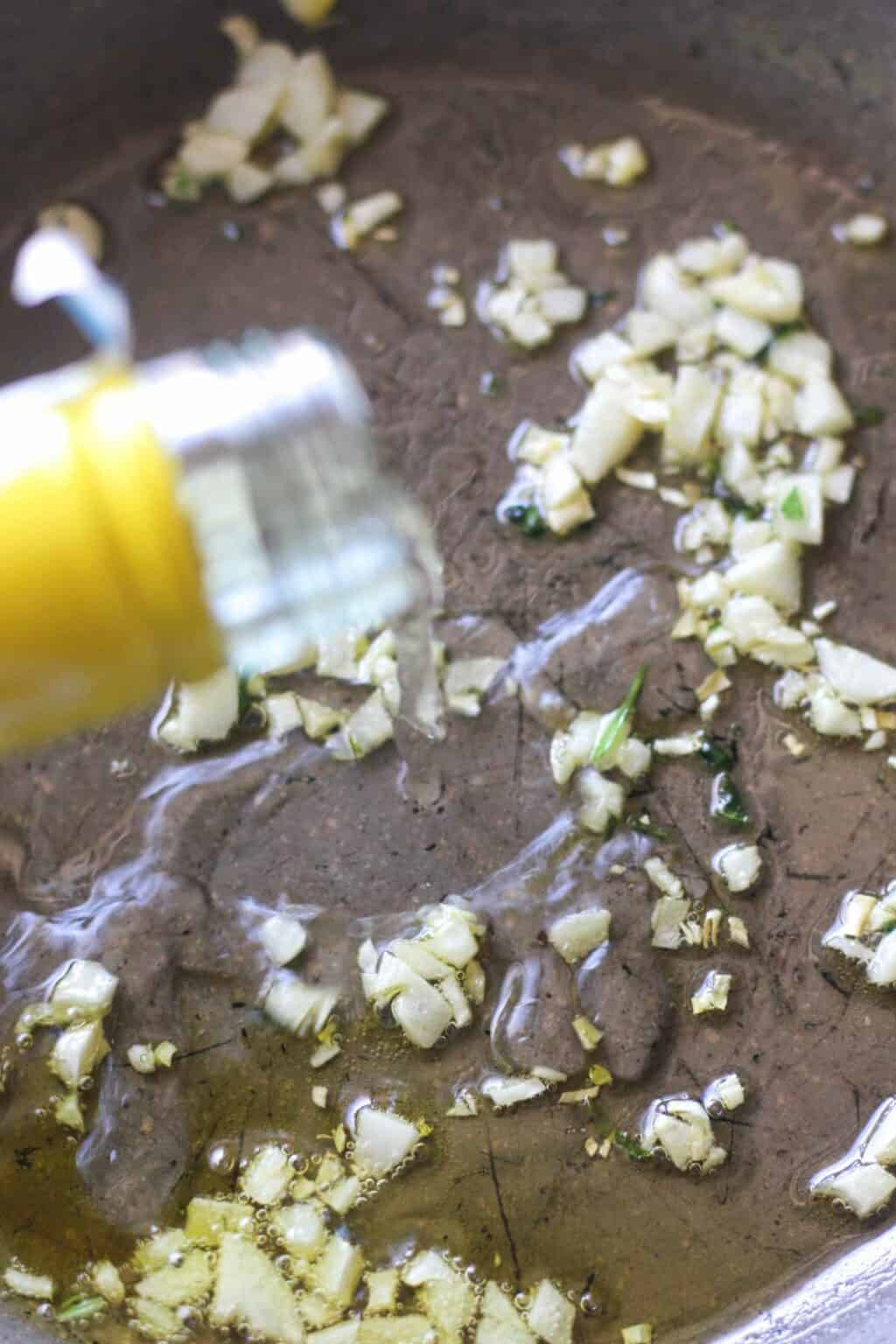 Cockles recipe with white wine and garlic butter - The Top Meal